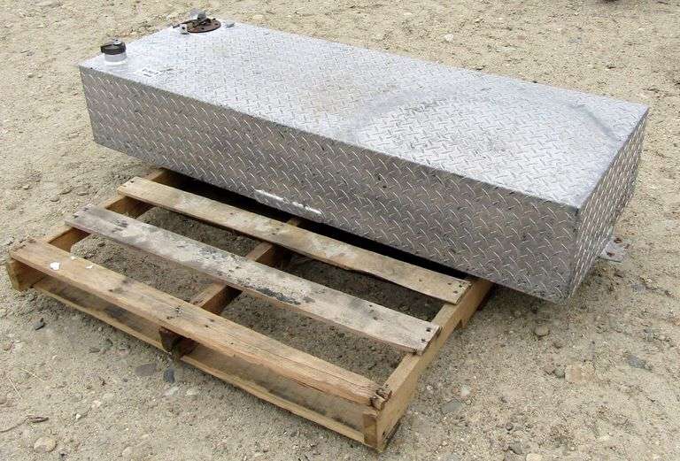 D-987 Diamond Plate Fuel Tank - Pickett Auction Service