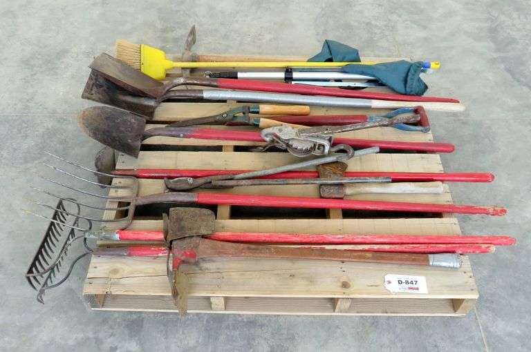 D-847 Garden / Hand Tools - Pickett Auction Service