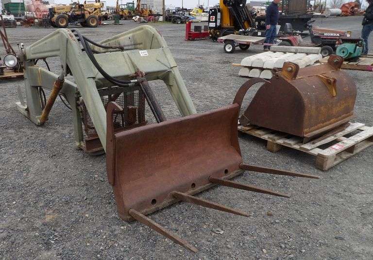 C-677 Davis Loader W/ Rams & Extra Bucket - Pickett Auction Service