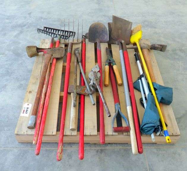 D-847 Garden / Hand Tools - Pickett Auction Service