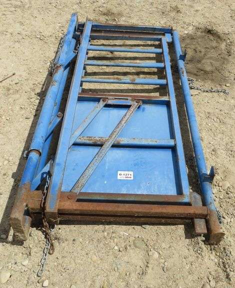 D-1271 Priefert Alley Gate - Pickett Auction Service