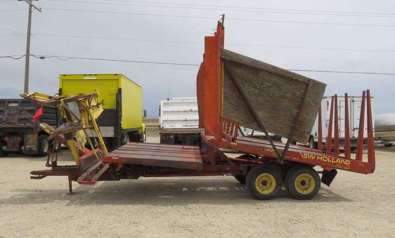 D-1715 New Holland 1033 Stack Wagon - Pickett Auction Service