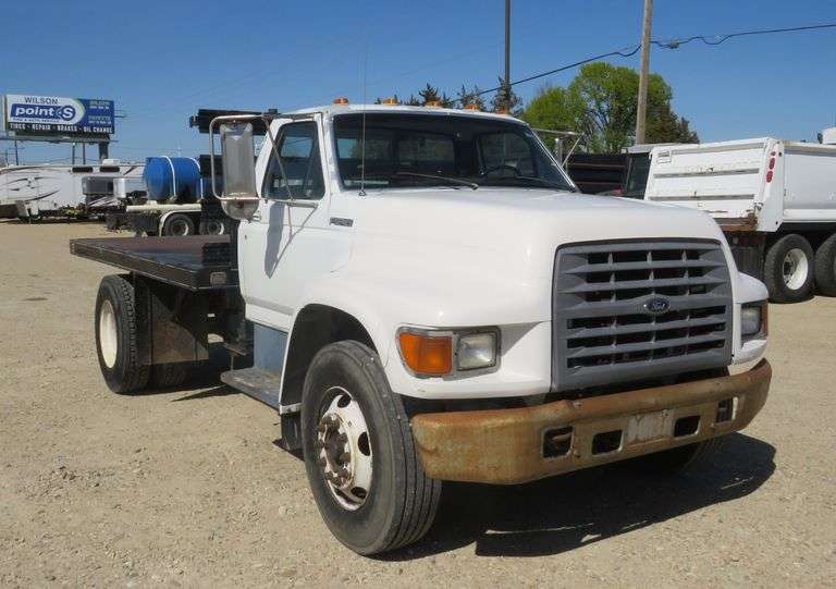 D-1488 1999 Ford F80 Flatbed Truck - Pickett Auction Service