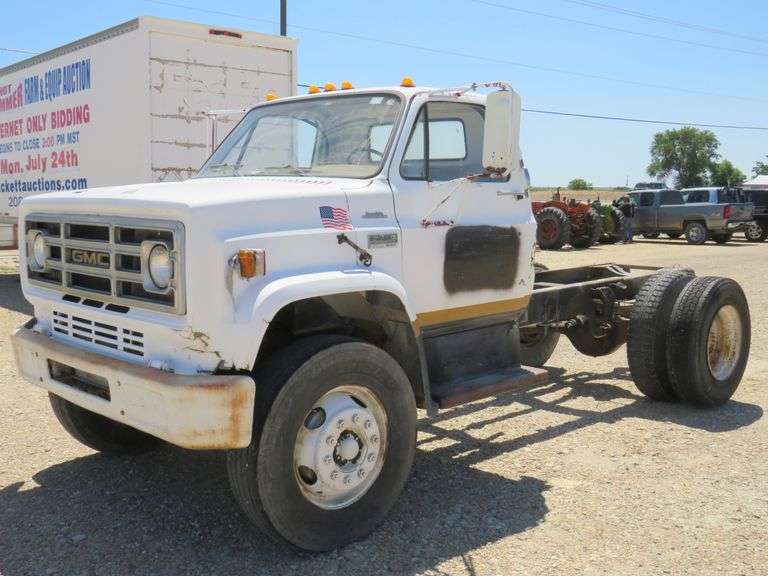 E-1066 1977 GMC 6500 Cab & Chassis Truck - Pickett Auction Service