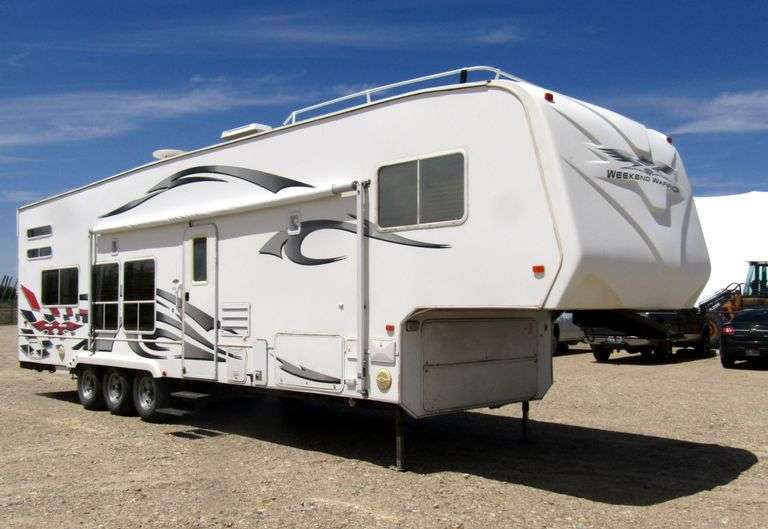 E-1129 2007 Weekend Warrior 5th Wheel Toy Hauler - Pickett Auction Service
