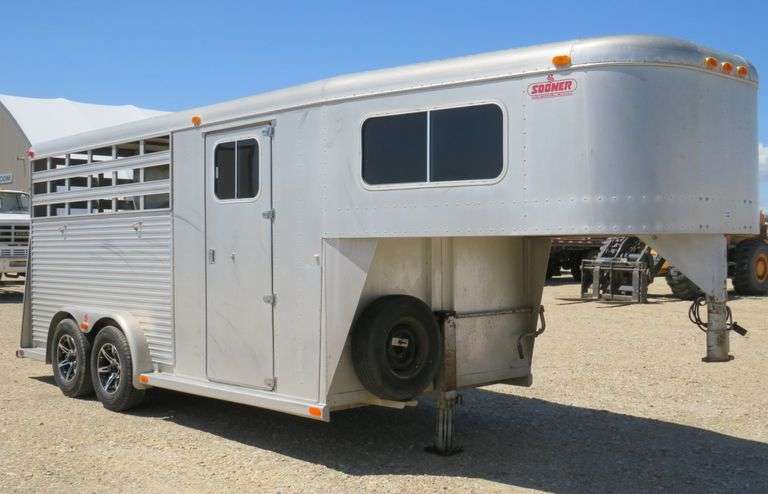E-1065 1991 Sooner 3 Slant Horse Trailer - Pickett Auction Service