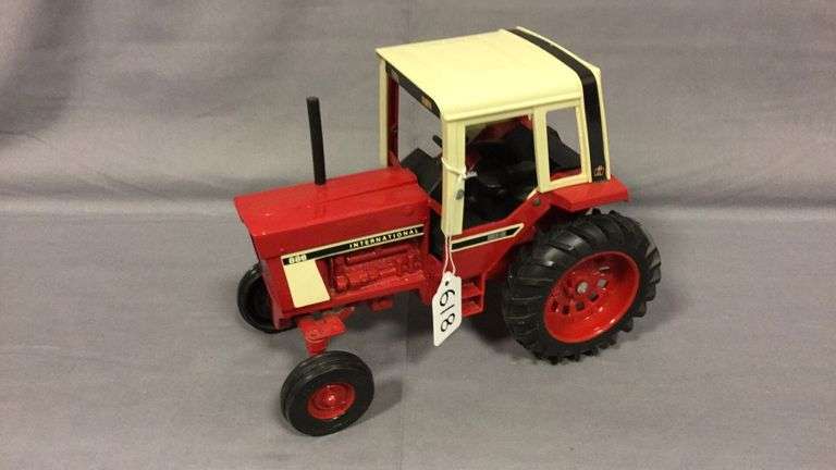 IH 886 tractor w/cab - Peterson Land & Auction LLC