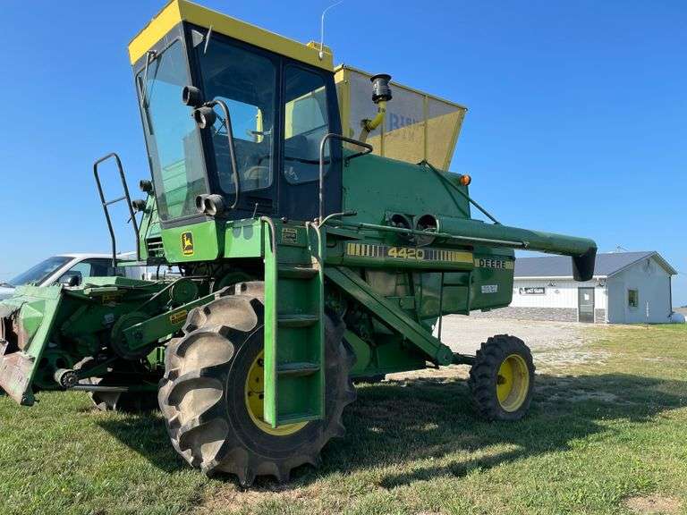 John Deere 4420 Combine - Property Peddler