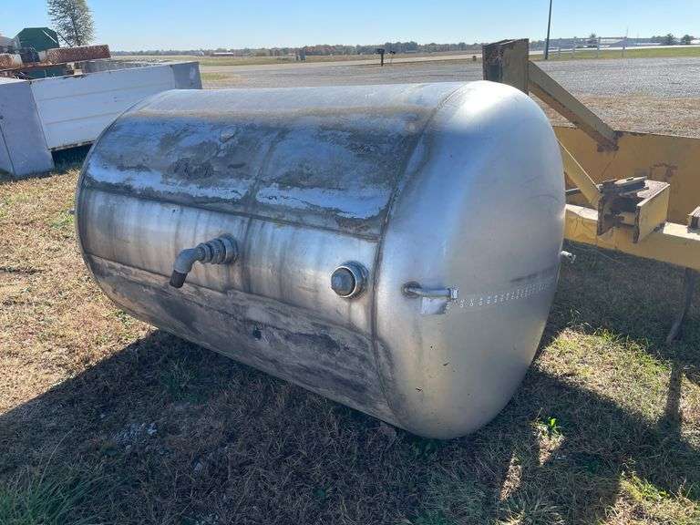 300 Gallon Stainless Steel Tank - Property Peddler
