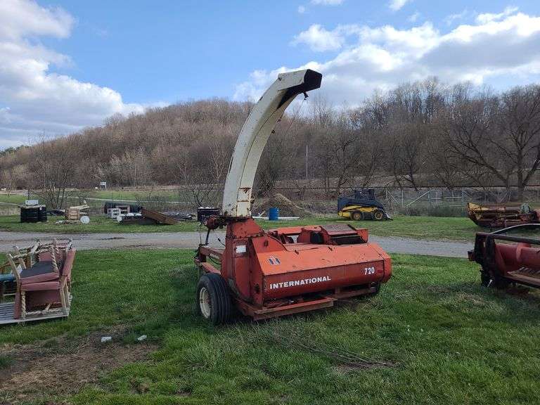 International 720 Chopper w/ Corn Head - Rogers Community Auction Inc.