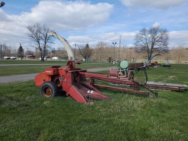 International 720 Chopper w/ Corn Head - Rogers Community Auction Inc.