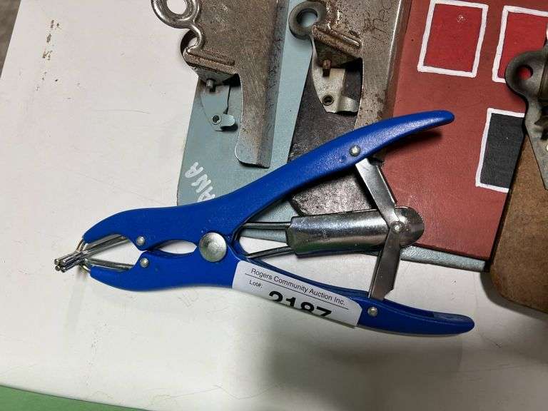 Animal Bander - Rogers Community Auction Inc.