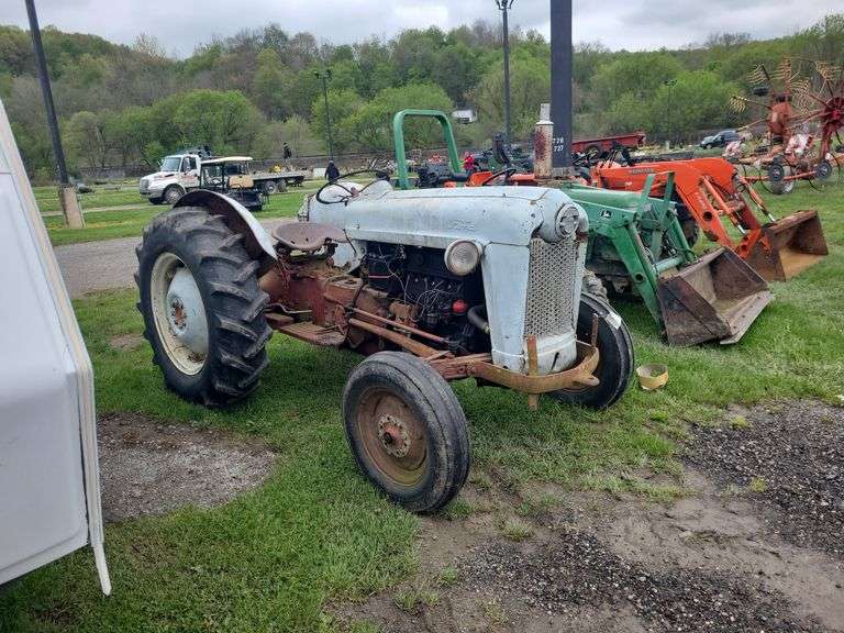 Ford 800 Tractor - Rogers Community Auction Inc.