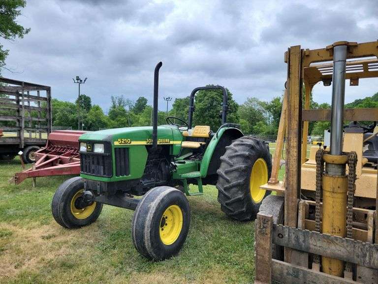John Deere 5210 Sync Shuttle Diesel Tractor - Rogers Community Auction Inc.