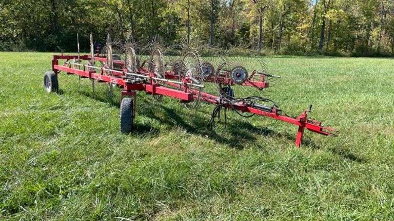 "ABSOLUTE" Gehl 520 12-Wheel Rake - RES Auction Services