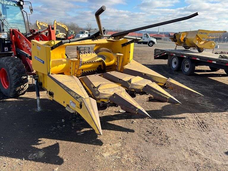 "ABSOLUTE" New Holland 3 Row Corn Head - RES Auction Services