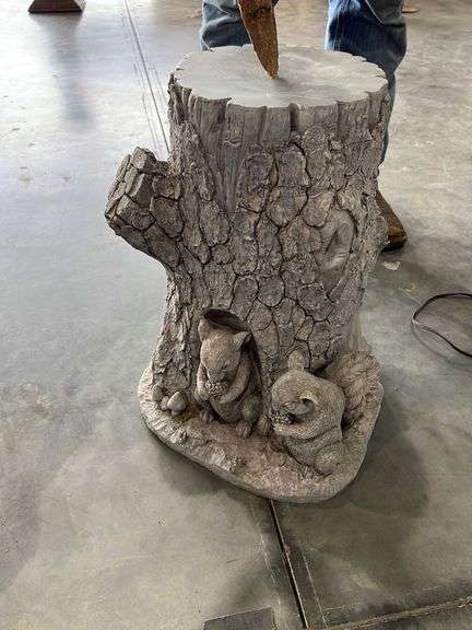 26" Plastic Pedistal - RES Auction Services