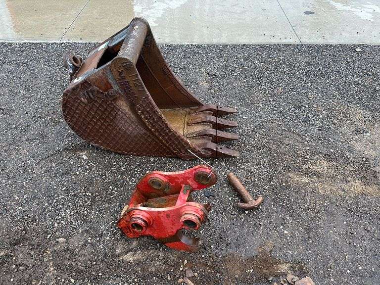 "ABSOLUTE" Wain Roy Mechanical Coupler & 18" Bucket - RES Auction Services