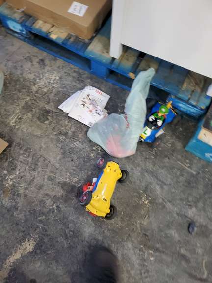 Mixed skid broken, damaged, missing pieces - Rideau Auctions