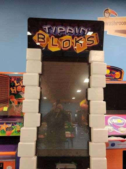 Tippin blocks arcade game - Rideau Auctions