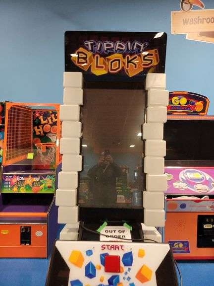 Tippin blocks arcade game - Rideau Auctions