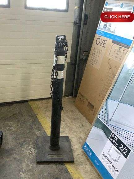 Uline plastic safety post & chain - Rideau Auctions