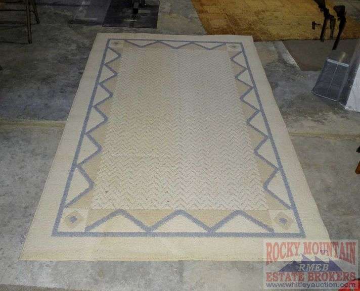5'X8'3" Sculpted area rug. - Rocky Mountain Estate Brokers Inc.