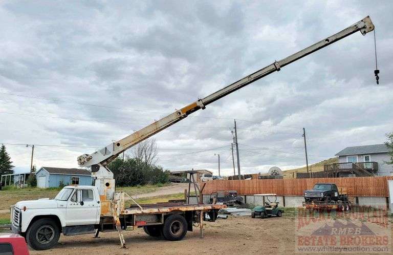 1973 Ford F700 truck with crane. 391 gas engine, 4-speed w/ 2-speed ...