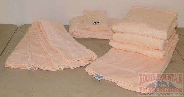 Fieldcrest Royal Velvet Pink Towel Set. Includes 4 bath towels, 4 hand ...