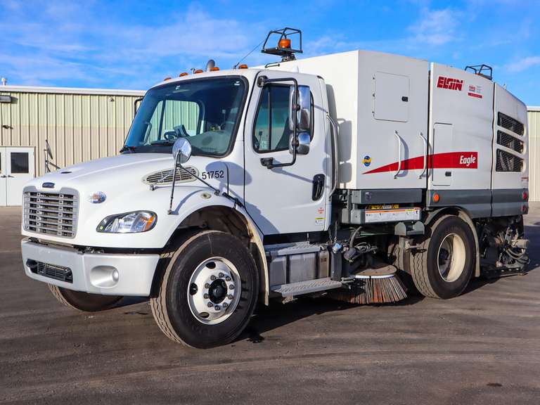 2015 Freightliner Eagle Series F 4x2 Street Sweeper - Roller Auctions
