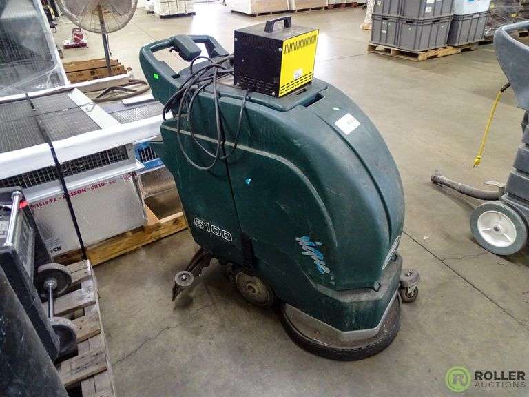 Tennant 5100 Floor Scrubber With Charger - Roller Auctions