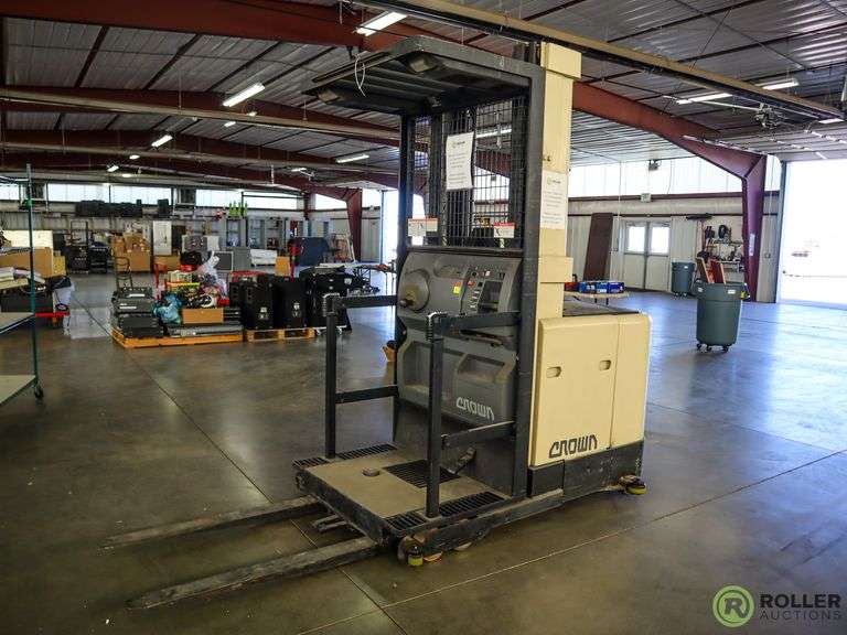 Crown SP3010-30-S Order Picker Forklift - Roller Auctions