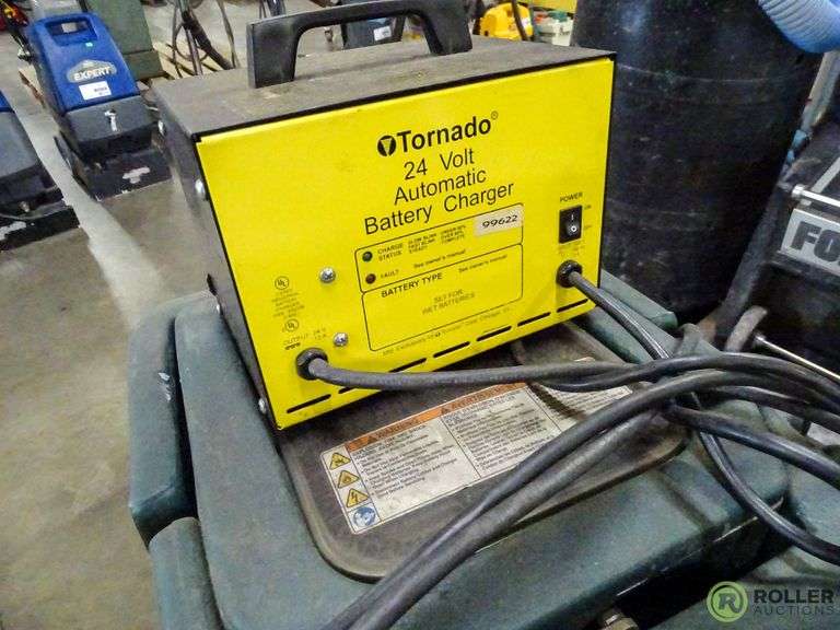 Tennant 5100 Floor Scrubber With Charger - Roller Auctions