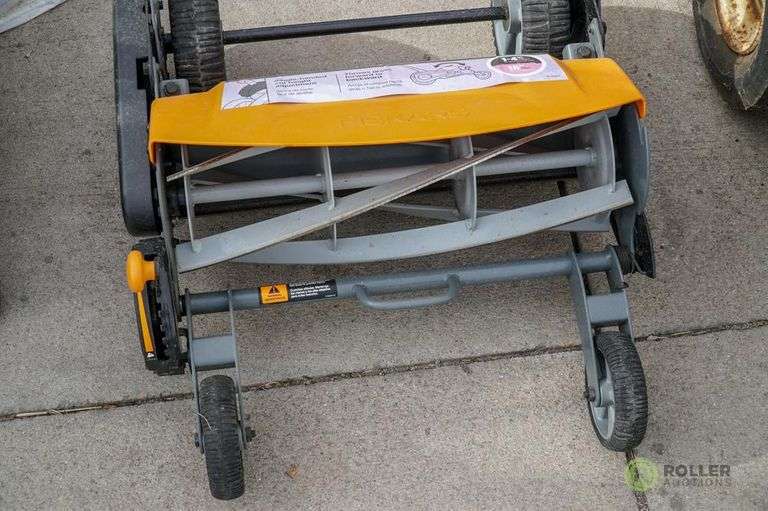 Fiskars Stay Sharp Max Reel Mower - Roller Auctions