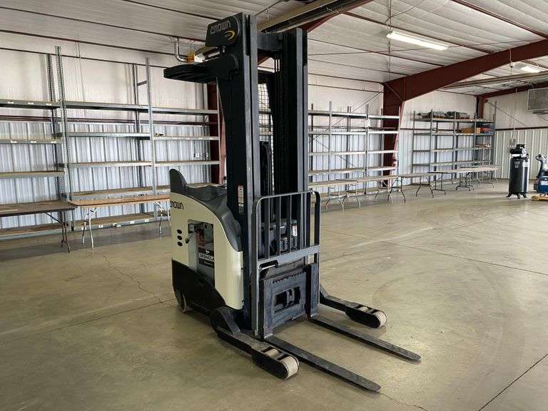 Crown RR 5200 Series Lift Truck With Side Shift, Electric - Roller Auctions