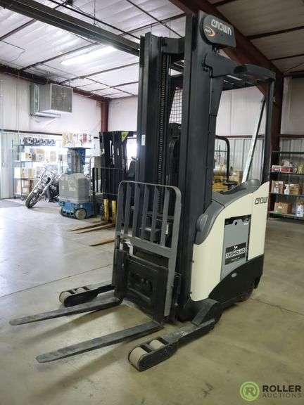 Crown RR 5200 Series Lift Truck With Side Shift, Electric - Roller Auctions