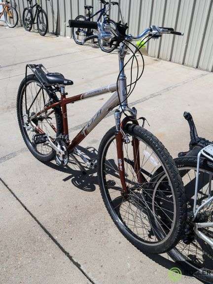 Fuji Monterey 1.0 and Trek Navigator 200 Front Suspension Comfort Bikes ...