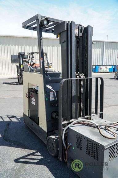 Crown RC3000 Stand Up Forklift, 42in Forks, 3-Stage, Showing 4689 Hours ...