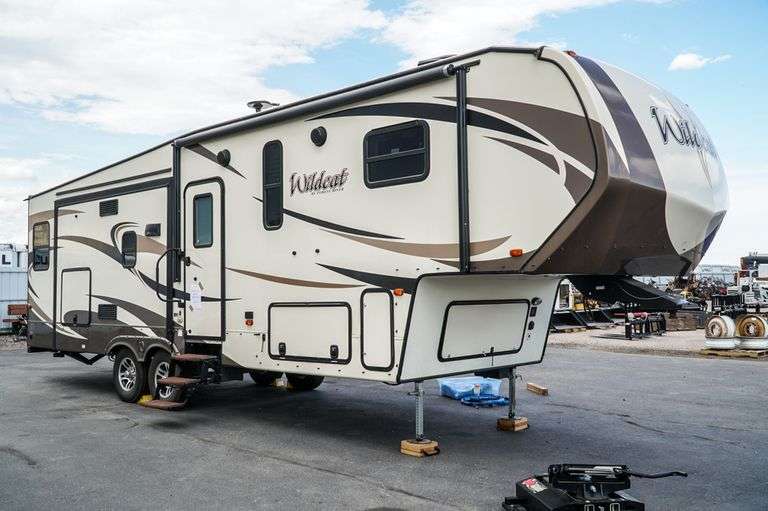 2018 FOREST RIVER WILDCAT WCF29RLX T/A 5TH WHEEL CAMPER, 32', Sleeps 4 ...