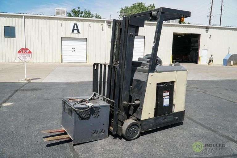 Crown RC3000 Stand Up Forklift, 42in Forks, 3-Stage, Showing 4689 Hours ...