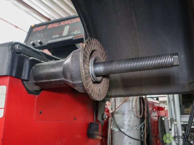 Hunter DSP 9000 Tire Balancer - Roller Auctions