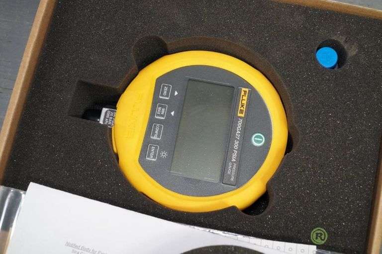 Fluke 700GA27 0-300 PSI Digital Pressure Gauge - Roller Auctions
