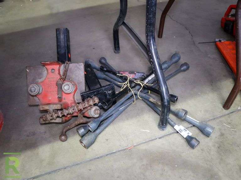 Ridgid BC-410 Hitch Mounted Pipe Clamp and Tire Irons - Roller Auctions