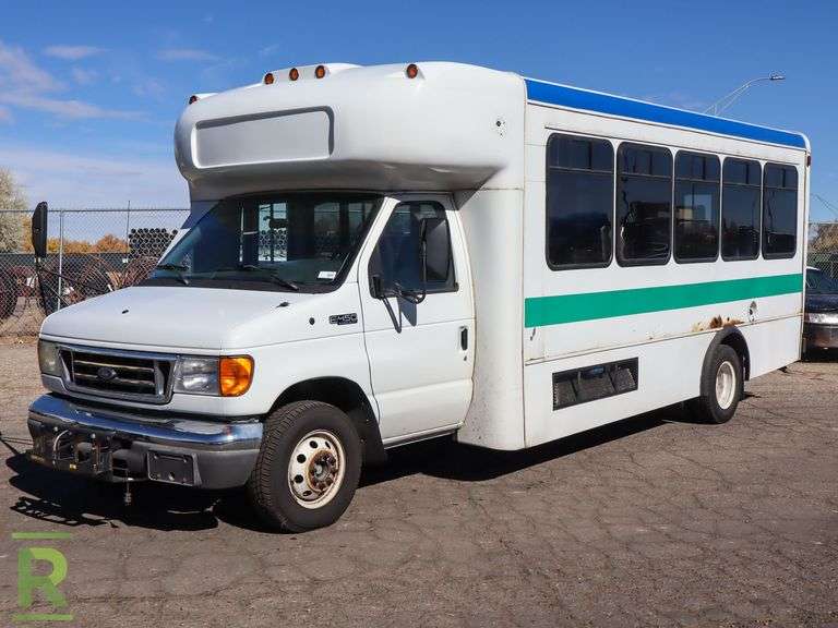 2004 Ford E450 Super Duty RWD StarTrans 16-Passenger Shuttle Bus - Roller Auctions