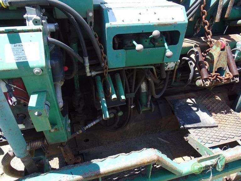 2005 LAYTON F525 Asphalt Spreader Box, (2) Tecumseh 8 HP Gas Engines ...