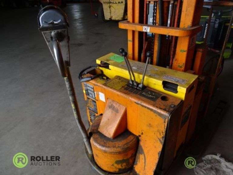Clark SP-30 Electric Fork Truck With Charger - Roller Auctions