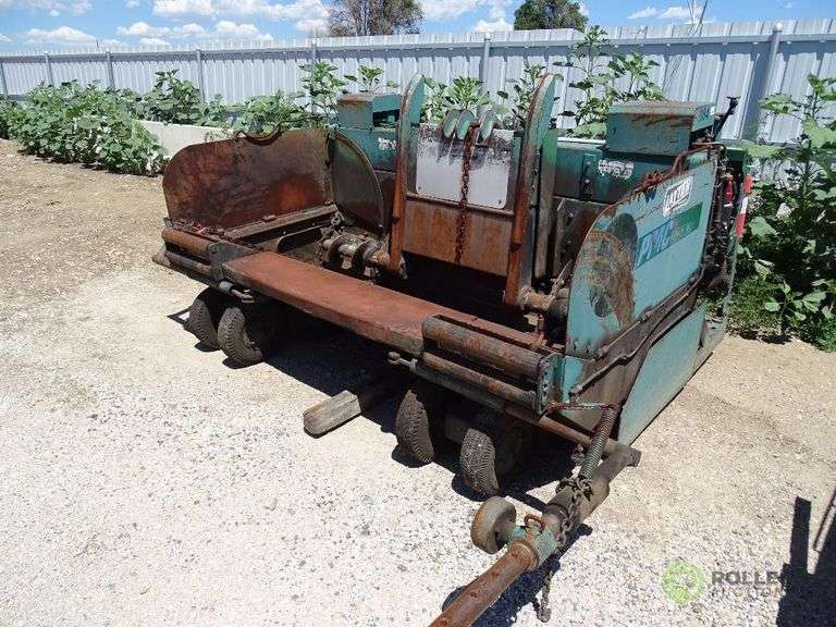2005 LAYTON F525 Asphalt Spreader Box, (2) Tecumseh 8 HP Gas Engines ...