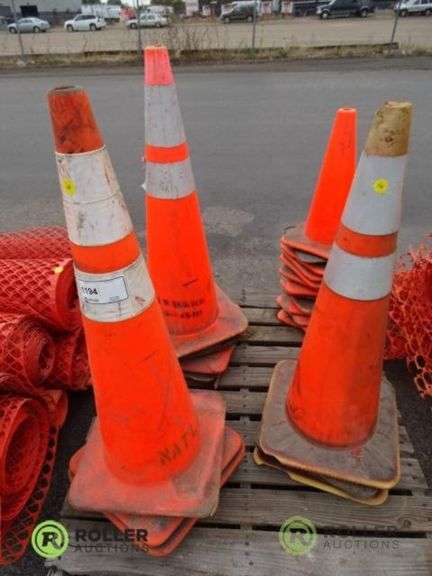 (11) Large Traffic Cones and (14) Small Cones - Roller Auctions