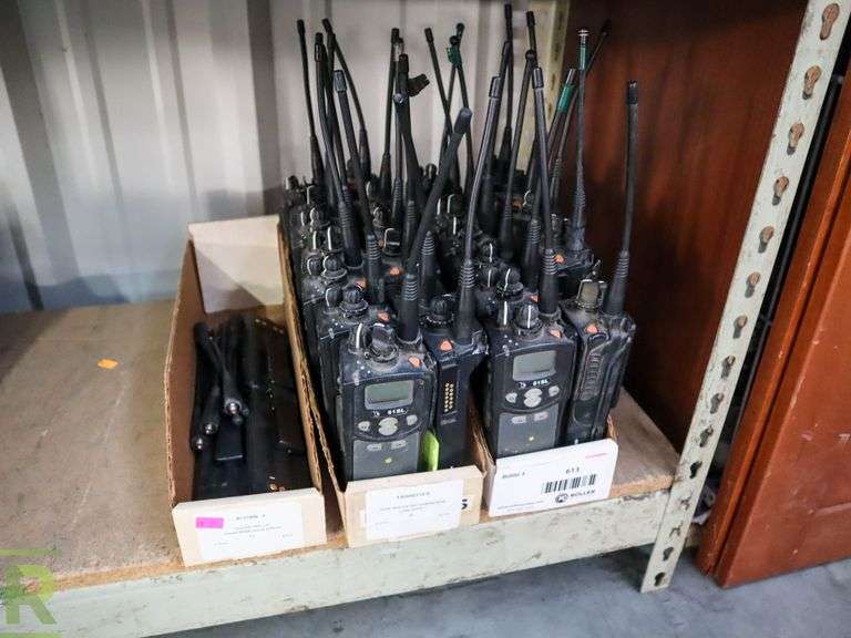 (25) EF Johnson 51SL 2-Way Radios With Batteries and Antennas - Roller ...
