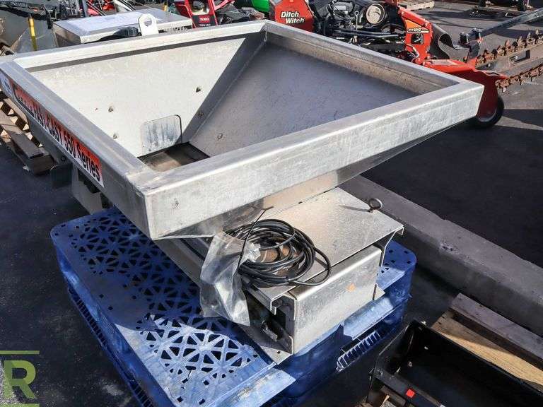 Curtis Fast Cast 550 Series Spreader - Roller Auctions
